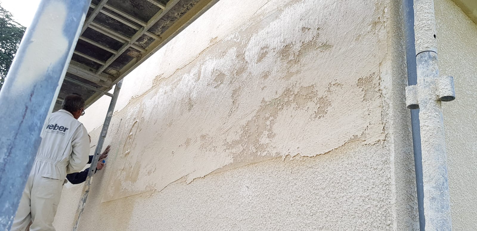 Réalisation d’un ravalement de façade par enduit projeté - Domaine ...